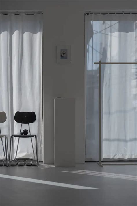 깔끔한 모던 스타일 렌탈 스튜디오의 화이트톤 창문이 있는 실내 사진