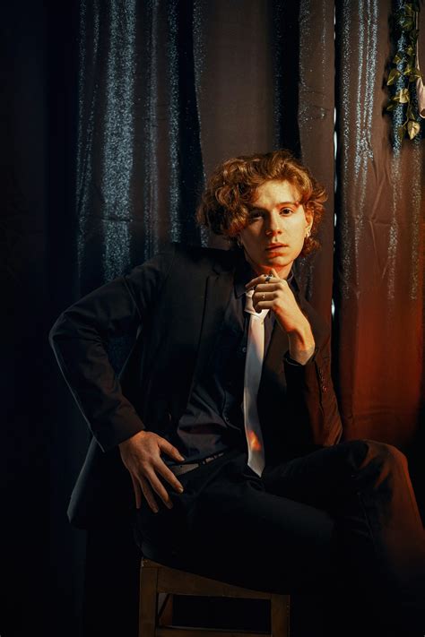 양복과 넥타이를 매고 의자에 앉아있는 남자 사진 Unsplash의 무료 초상 이미지