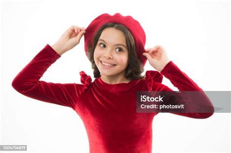 야심 차고 아름답습니다 프랑스에 대한 꿈 프렌치 스타일 베레모를 입은 쾌활한 아이 행복한 아이들의 날 아이 패션과 아름다움 세련된 찾고 작은 소녀 귀여운 세련된 소녀 에