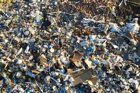 비닐 봉지와 음식물 쓰레기가 담긴 쓰레기 덤프 정크 야드에 폐기물의 재활용 0명에 대한 스톡 사진 및 기타 이미지 0명 고물 집적소 기체 물리 구조 Istock