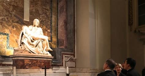 바티칸 성 베드로 성당 피에타 상 보는 문 대통령