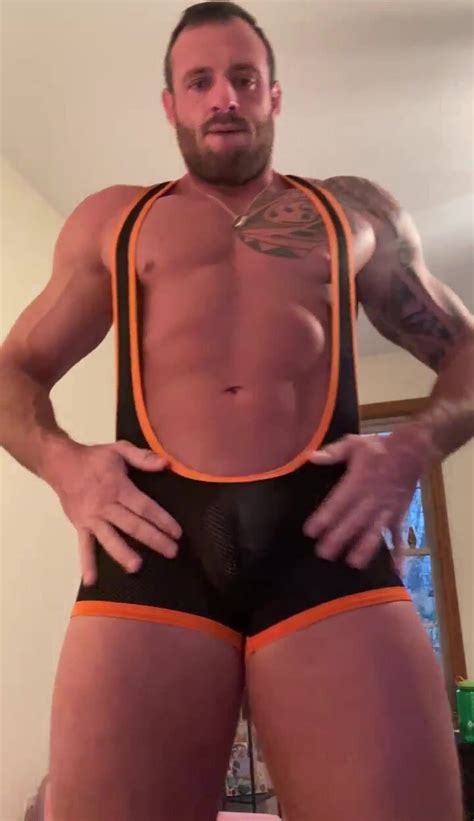 Hot Muscle Guy In Singlet 日本語で