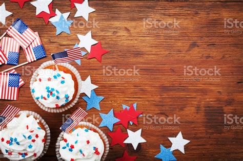 컵 케 익 장식 미국 국기와 함께 행복 한 독립 기념일 7 월 4 일 배경 공휴일 테이블 상단 보기입니다 7월 4일에 대한 스톡 사진 및 기타 이미지 Istock