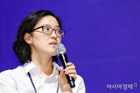 포토 발언하는 정보라 작가 아시아경제