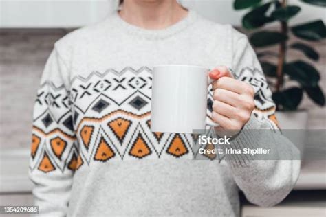 흰 커피 나 차 컵을 들고 여자의 손 모형 겨울에 대한 스톡 사진 및 기타 이미지 겨울 라떼 마실 것 Istock