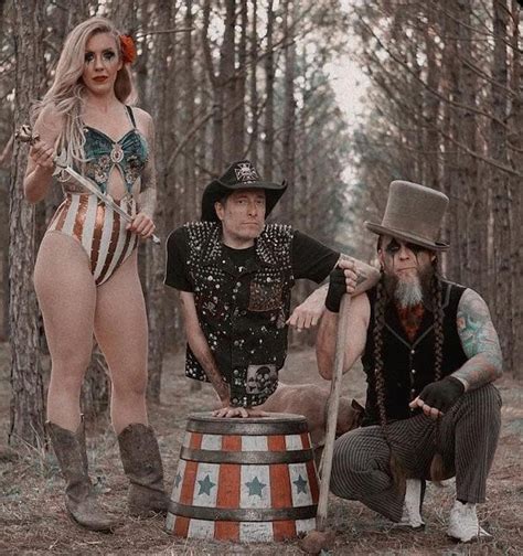 Hellzapoppin Holiday Hullabaloo Circus Sideshow Brings The Spectacle To Conduit This Week R