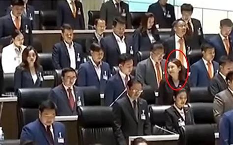 “ศิริกัญญา” หัวเราะร่า ภาพระรื่นเกินเหตุเล่นกับ พิธา จนพี่ศรี สังเกตได้ ร้องปฏิญาณตนไหม