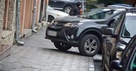 ტროტუარზე გაჩერებული მანქანა ევაკუაციას დაექვემდებარება იზრდება ჯარიმები კანონპროექტი ტაბულა