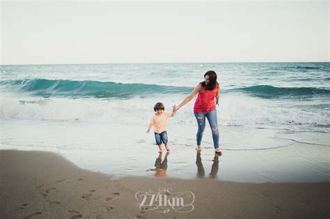 Sesión De Fotos Familiar Madre E Hijo En La Playa En Verano