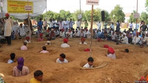 ਇਹ ਕਿਸਾਨ ਆਖ਼ਰ ਟੋਇਆਂ ਚ ਕਿਉਂ ਬੈਠੇ ਹਨ Bbc News ਪੰਜਾਬੀ