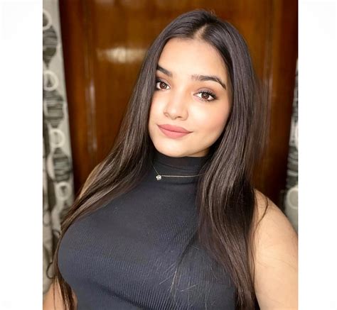 Praising Myself Little Extra Everyday😉🧿 • • Makeup Trending Viral Post Ootd Nude