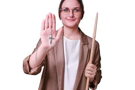 흰색 배경에 고립 된 기독교 종교 상징 십자가와 행복 한 여자 교사 복사 공간 백인종에 대한 스톡 사진 및 기타 이미지 백인종 십자가상 여자 Istock