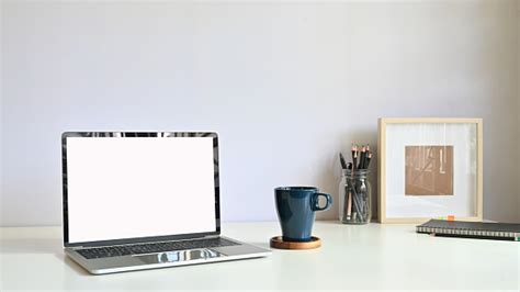 랩톱 컴퓨터는 작업 공간 테이블에 흰색 디스플레이와 커피 머그잔을 분리합니다 0명에 대한 스톡 사진 및 기타 이미지 0명 공란 노트북 Istock