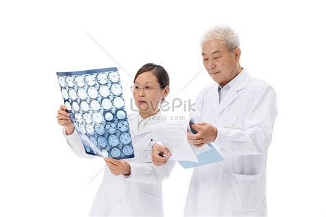 엑스레이 필름을 들고 있는 두 의사의 전문적인 이미지 사진 무료 다운로드 Lovepik