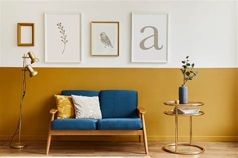 디자인 소파 우아한 골드 커피 테이블 모의 포스터 프레임 꽃병꽃 장식 및 홈 장식페스로나 액세서리가 있는 현대적인 스타일의 인테리어의 독특한 거실 템플릿 금 금속에 대한