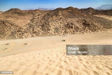 마른 사막에 바위가 있는 언덕 이집트 뜨거운 생명의 모래와 바위 산과 여름 화창한 날에 푸른 하늘 여행 및 관광 개념 0명에 대한 스톡 사진 및 기타 이미지 Istock