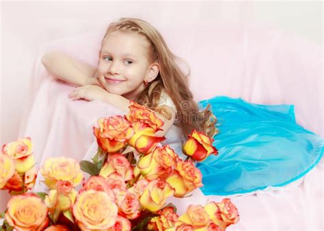 Ein Sch Nes Kleines M Dchen Mit Lang Licht Gelocktes Haar In Einem