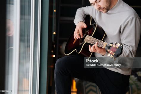 창 옆에 있는 침실에서 기타를 연주하는 잘생긴 중년 남자 30 34세에 대한 스톡 사진 및 기타 이미지 30 34세 40 49세 가정 생활 Istock