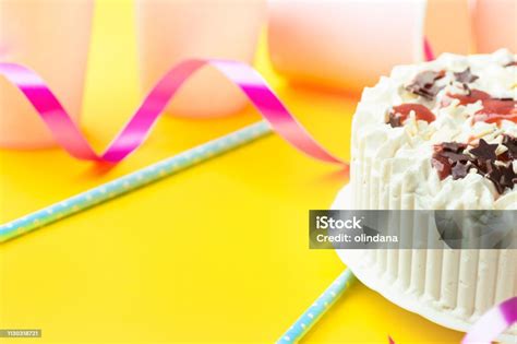 휘 핑 크림 초콜릿 스타 스프링 딸기 잼을 설탕 프로 스 팅 스폰지 층 생일 케이크 분홍색 종이 컵 블루 빨 대 곱슬 리본