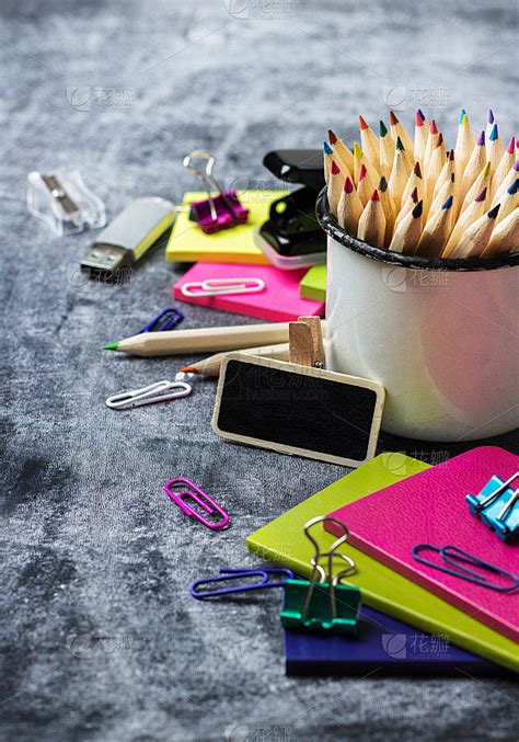 学校文具，文具，铅笔，钢笔，黑板上的笔记
