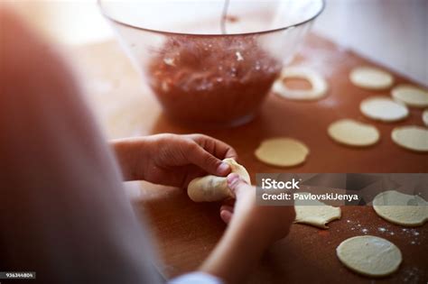 상위 뷰 원시 수 제만 두 주부의 문신 손에 전통적인 러시아 요리 집에서 요리 과정입니다 테이블 스푼 티 스푼 Ml 온스 컵을