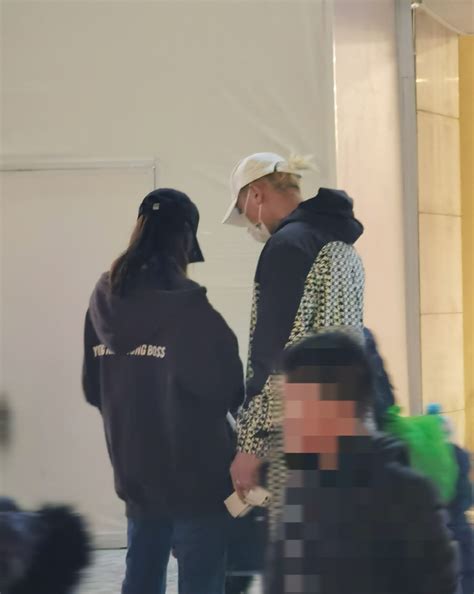 网友偶遇黄子韬徐艺洋逛街 两人一身休闲装打扮低调新浪图片