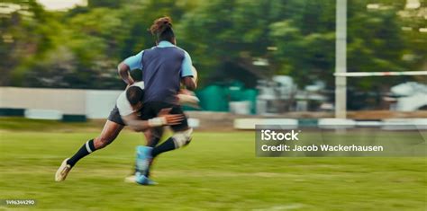 럭비 태클 및 액션 게임 경기 또는 연습 운동에서 필드에서 골을 넣기 위해 달리는 흑인 스포츠 피트니스 및 모션 활동 중인 선수 스포츠의 에너지와 기술로 잔디 위에서 흐릿함