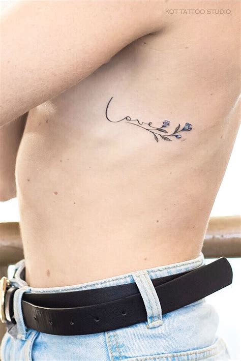 Тату надпись с цветами для девушек на боку Женская тату на боку Татуировка для девушек на