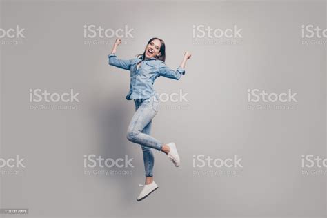 전체 길이 몸 크기 보기 그녀의 그녀의 좋은 매력적인 사랑 스러운 매력적인 예쁜 쾌활 한 명랑 한 낙관적 스트레이트 머리 레이디 기쁨 빛 흰색 회색 배경 위에 고립 승리