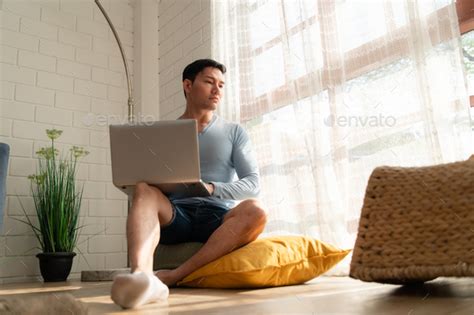 LGBT Babe Men Use Computers To Communicate With Their Peers On The Days At Home Cannot Go Out