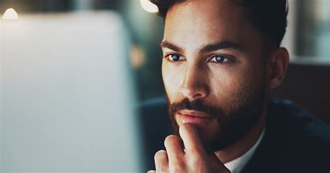 디지털 에이전시에서 컴퓨터 사업 계획 및 온라인 프로젝트에 대한 아이디어를 가진 읽기 생각 및 사무실에 있는 남자 연구 밤 책상에서 이메일 보고서 또는 검토를 확인하는