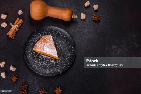 호박 파이 추수 감사절 날을 위해 검은 접시에 휘핑 크림으로 만든 타르트 가을에 대한 스톡 사진 및 기타 이미지 가을 거품 내기 계절 Istock