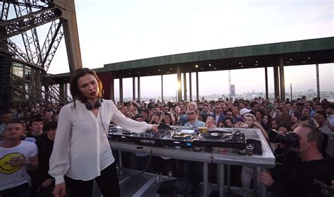 Dj Set Nina Kraviz Legt Für Cercle Im Eiffelturm Auf Loop Rituals