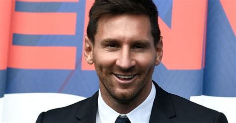 등 번호 30번 Psg 유니폼 들고 활짝 웃는 메시