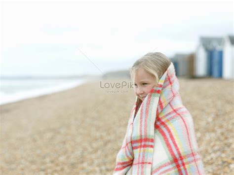 담요에 싸여 어린 소녀 사진 무료 다운로드 Lovepik