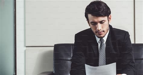 스트레스를받은 사업가 후보자는 앉아서 회사 사무실에서 인터뷰를 기다립니다 입사 지원 사업 모집 및 아시아 노동 고용 개념 사진 Unsplash의 일본 이미지