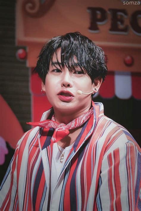 ปักพินโดย Joomie Kayjay ใน Peck คนดัง