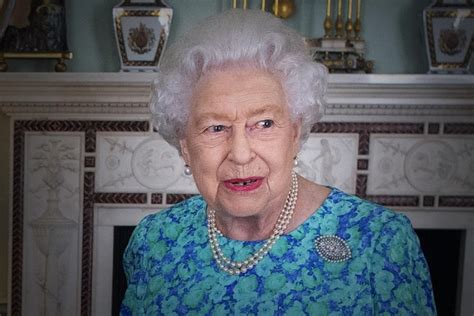 La Reina Isabel Ii Saliendo Del Palacio De Buckingham Para Su