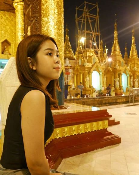 လူတိုင်းရဲ့ရင်ကို သူမရဲ့ အလှနဲ့အေးချမ်းစေပြီး ကလေးငယ်တစ်ယောက်လို အပြစ်ကင်းစင်းတဲ့ ဖုန်းသီရီကျော