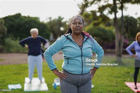 도시 공원에서 요가 수업을 하는 동안 함께 즐거운 시간을 보내는 다인종 노인들 노인 친구들과 건강한 라이프스타일 컨셉 남자에 대한 스톡 사진 및 기타 이미지 Istock