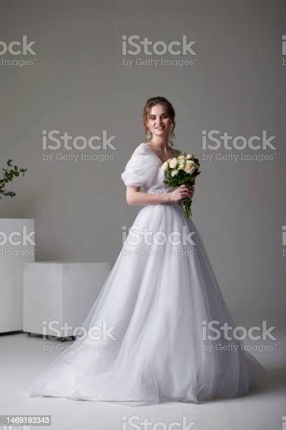미니멀한 흰색 스튜디오 인테리어에 긴 레이스 드레스를 입은 아름다운 젊은 신부 모델 웨딩 사진 결혼 의식에 대한 스톡 사진 및 기타 이미지 Istock