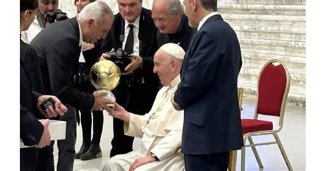 Христо Стоичков пази топка с подписа на папа Франциск