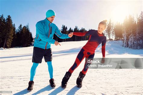 햇볕이 잘 드는 스키 슬로프에서 다리를 따뜻하게 하는 스키어 25 29세에 대한 스톡 사진 및 기타 이미지 25 29세 2명 가루눈 Istock