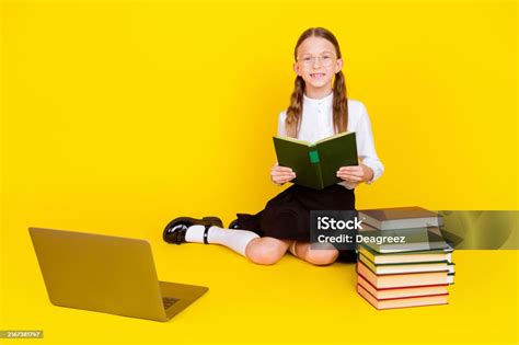 매력적인 작은 학생 소녀 온라인 수업 읽기 책 착용 트렌디 한 유니폼 고립 노란색 배경에 대한 전체 크기 사진 8 9 살에 대한 스톡 사진 및 기타 이미지 Istock