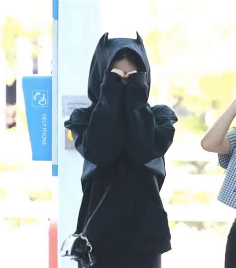 더쿠 오늘 공항에서 지수한테 귀 잡힌 블핑 제니 