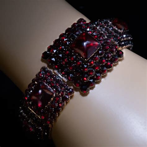 19th Century Bohemian Garnet Antique Bracelet Ref 180772 Antique