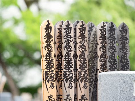 お墓の塔婆立てって何卒塔婆の意味と塔婆立ての種類などを解説みんなが選んだ終活