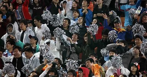 신문지 응원하는 롯데 팬들