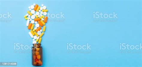 수평 의료 배너 파란색 배경 상단 보기에 유리 병에서 멀티 컬러 정제와 알약 캡슐 0명에 대한 스톡 사진 및 기타 이미지 0