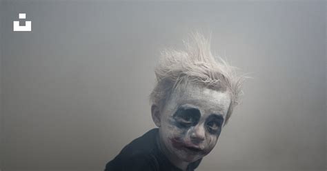 흰 머리를 가진 검은 셔츠를 입은 여자 사진 Unsplash의 무료 유령 이미지